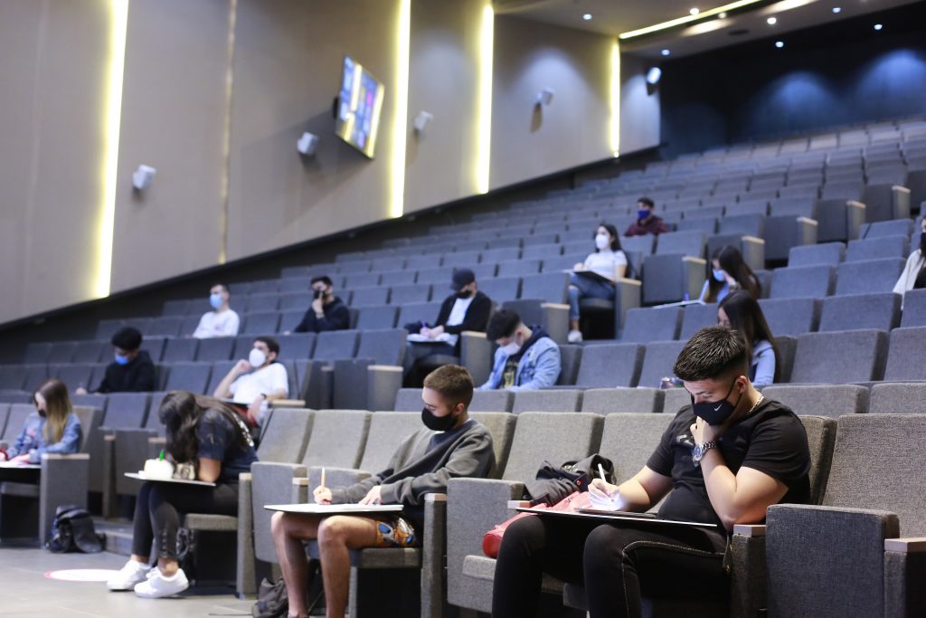 FEE inaugura sala híbrida con estudiantes de primer año de Ingeniería ...