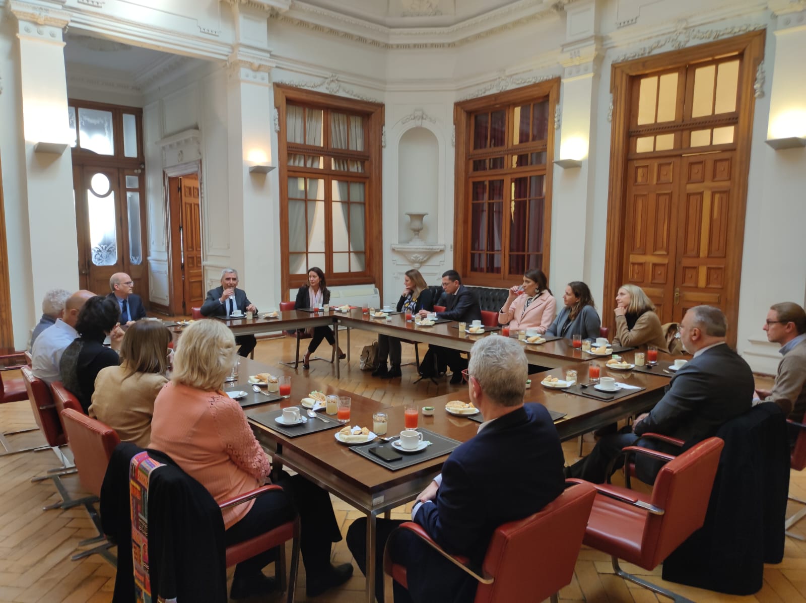 Rector Carlos Peña se reúne con autoridades de establecimientos educacionales para dialogar ...