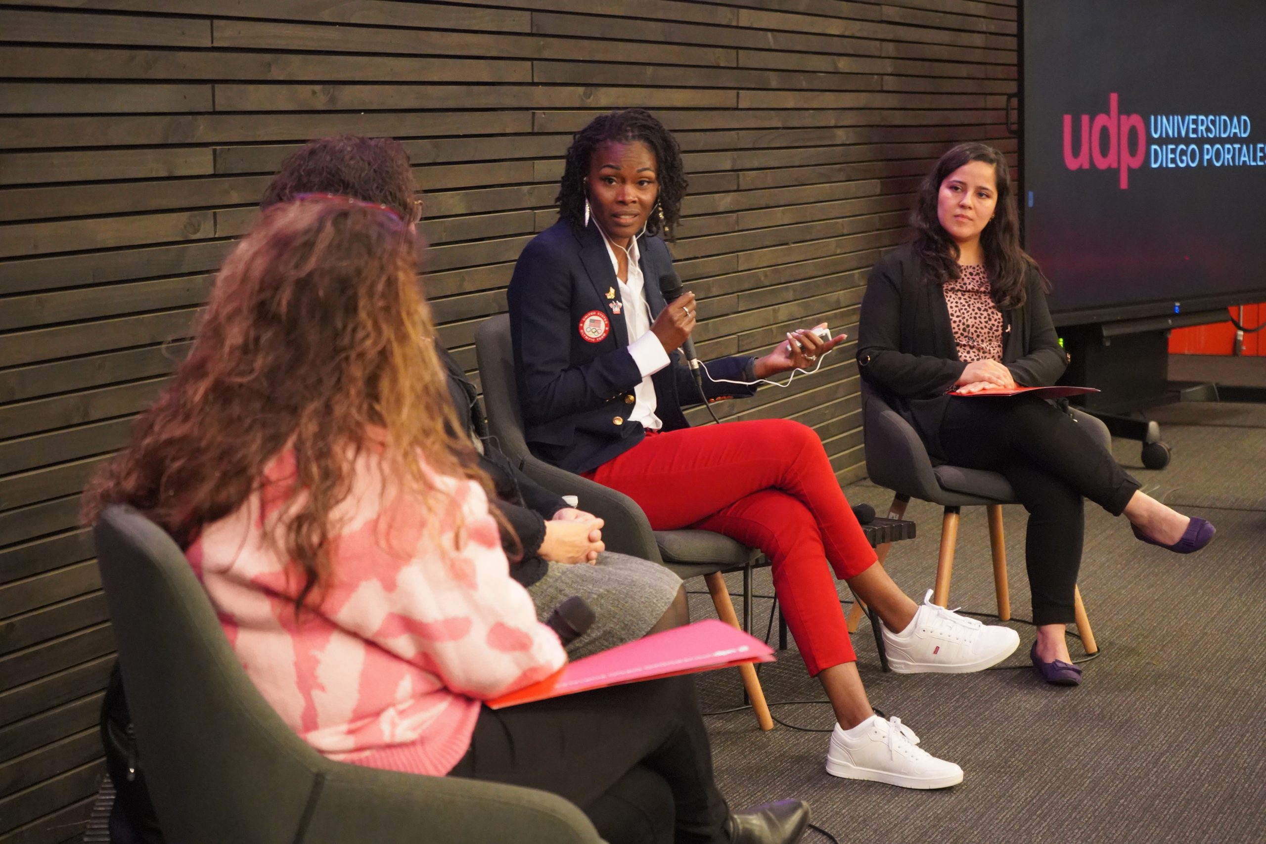 Destacada atleta norteamericana Chaunté Lowe dialoga con docentes y ...
