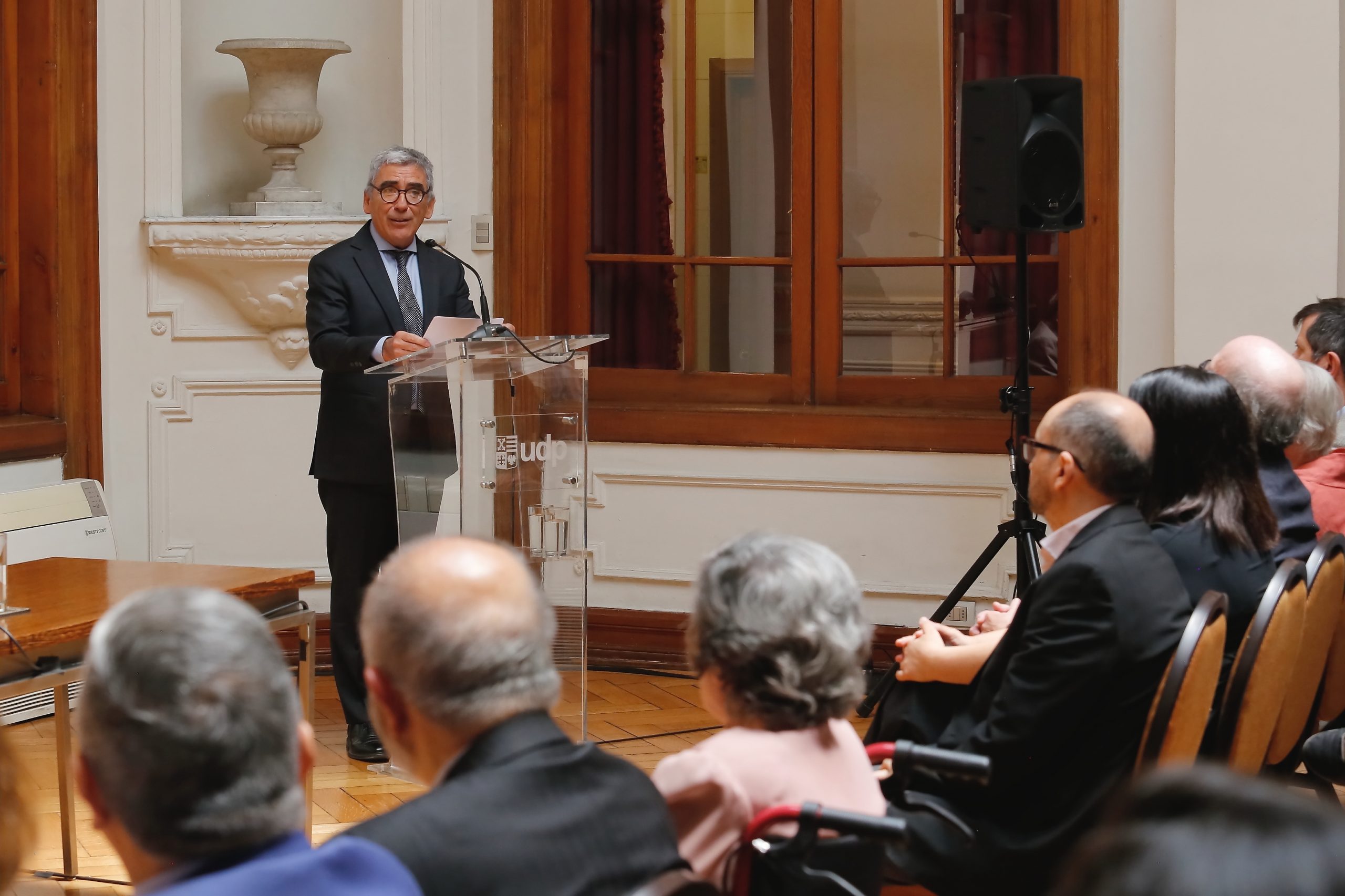 Por su contribución al periodismo, la docencia y al quehacer público, Abraham Santibáñez es ...