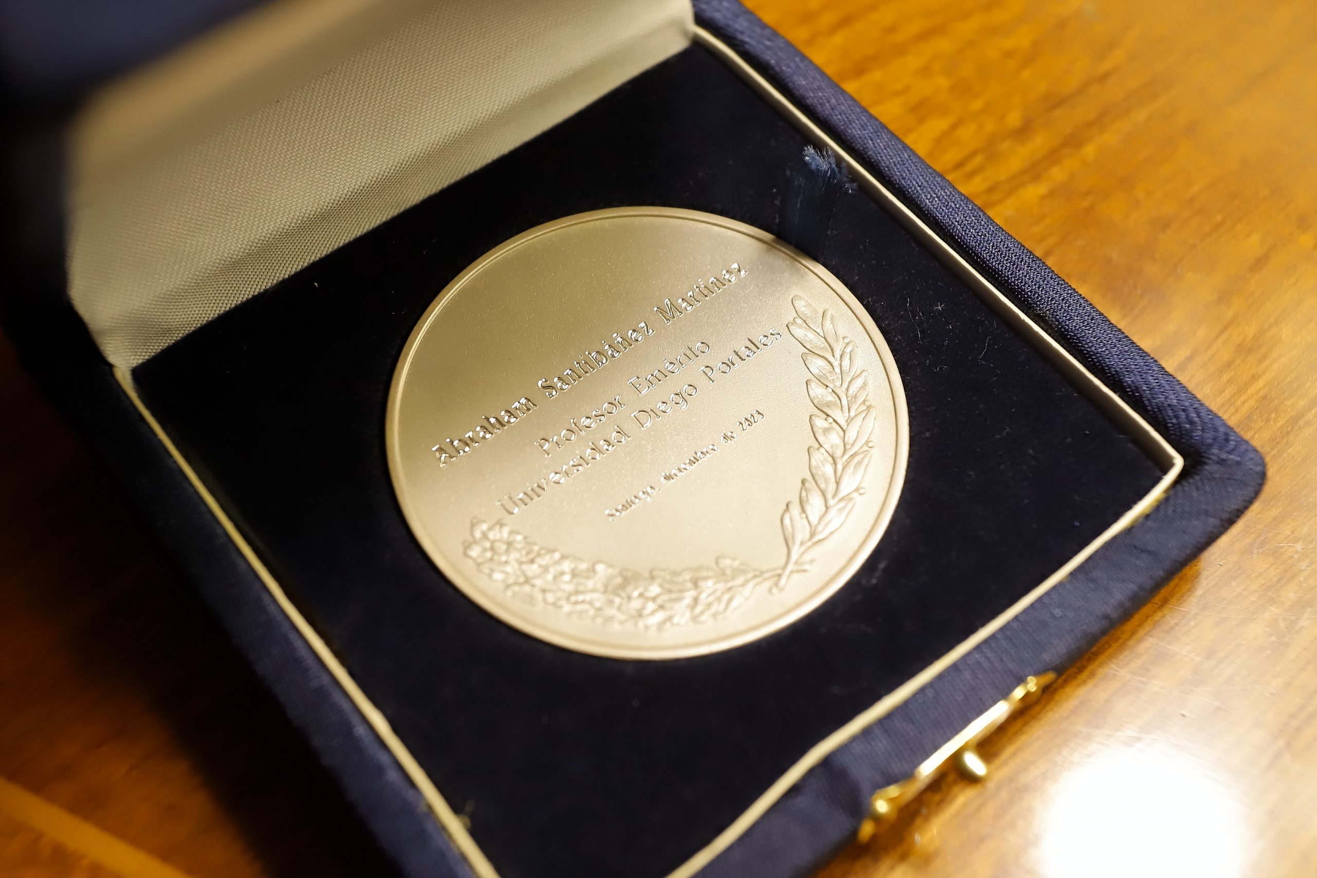 Por su contribución al periodismo, la docencia y al quehacer público, Abraham Santibáñez es ...